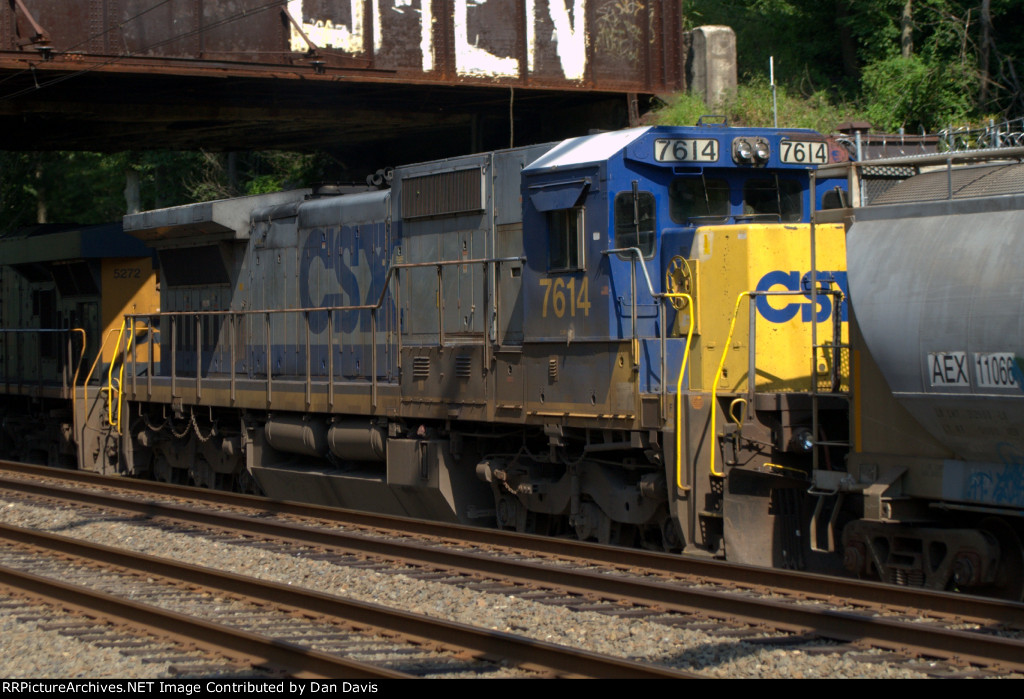 CSX C40-8 7614 trails on Q438-26